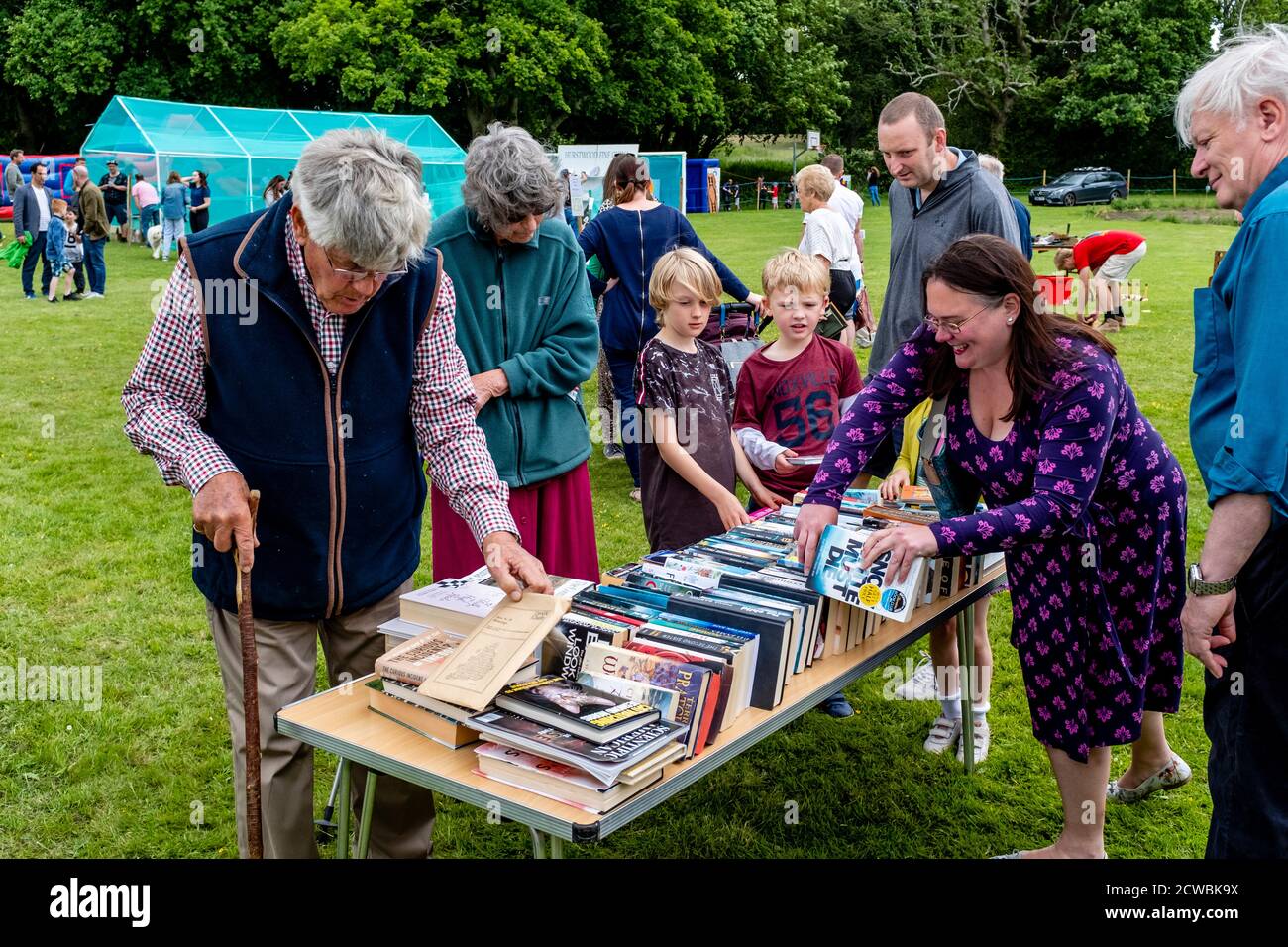 Book stall hi-res stock photography and images - Alamy