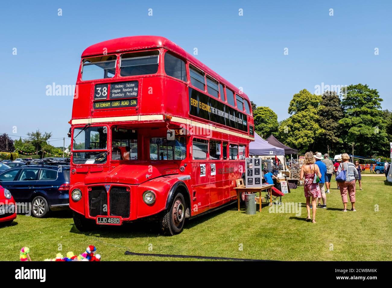 Red bus uk village hi-res stock photography and images - Alamy