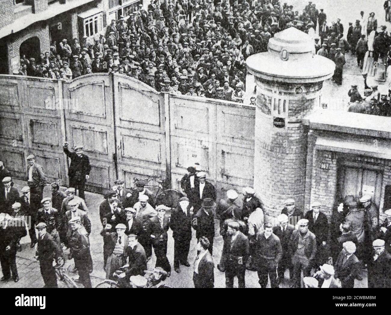 Black and white photo of a demonstration of the Popular Front at the ...