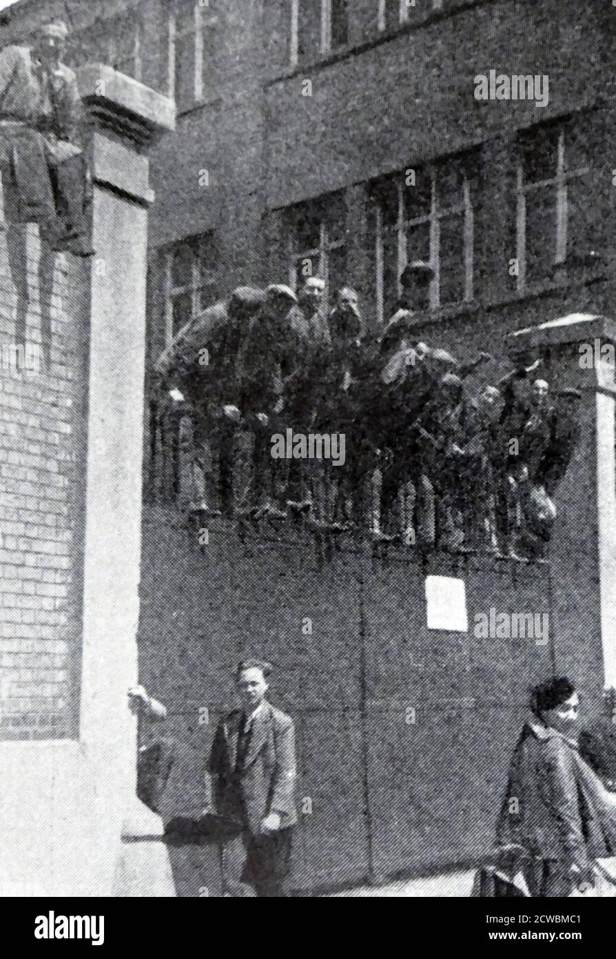 Black and white photo of a demonstration of the Popular Front at the ...