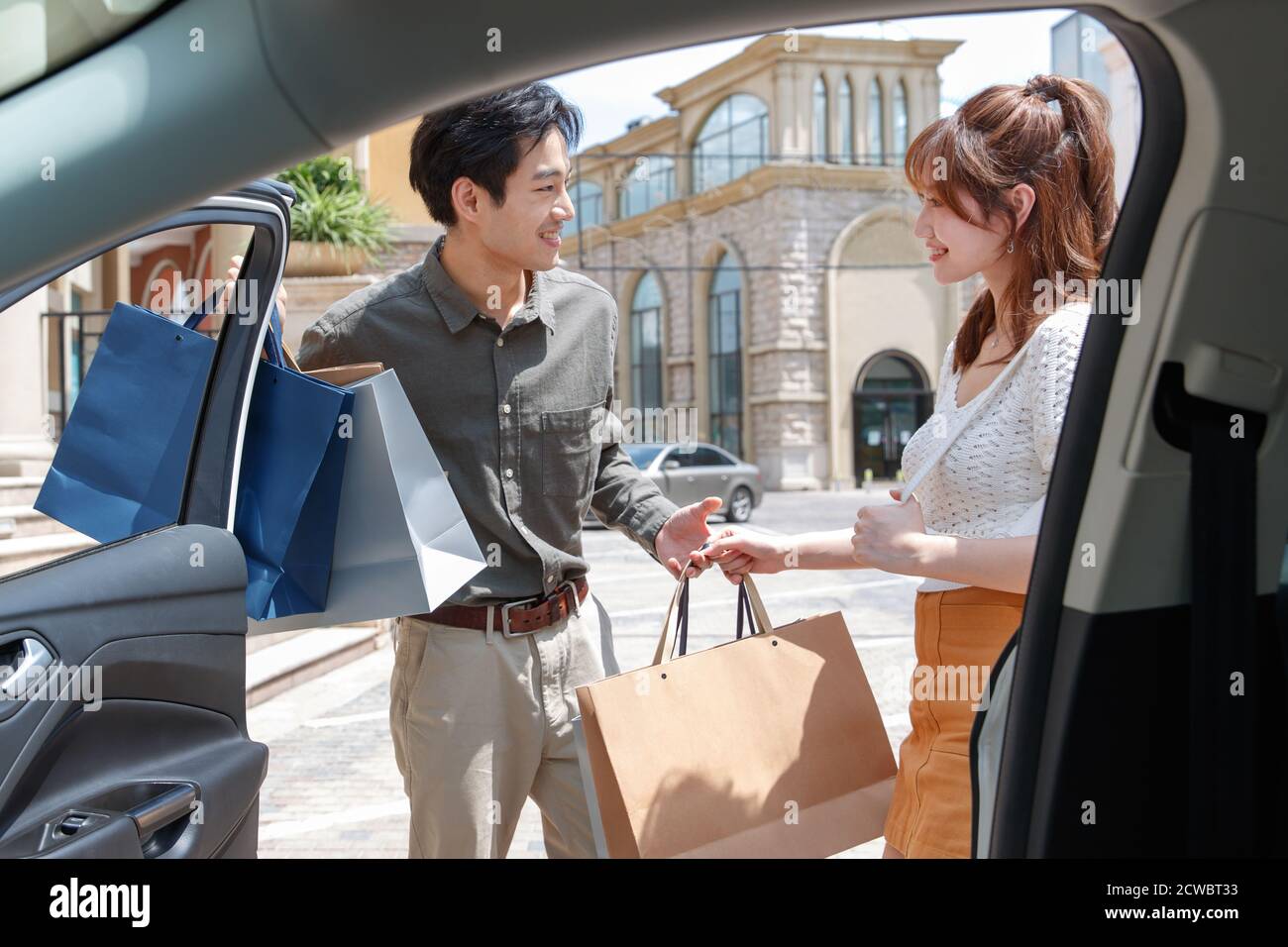 Drive shopping happy couple Stock Photo - Alamy