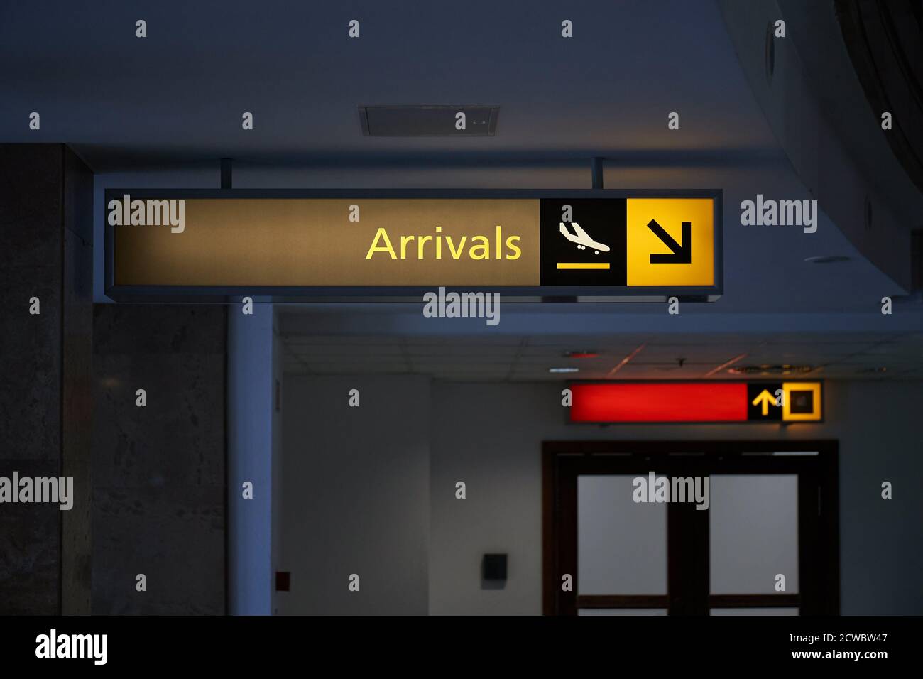 Arrivals airport sign Stock Photo - Alamy