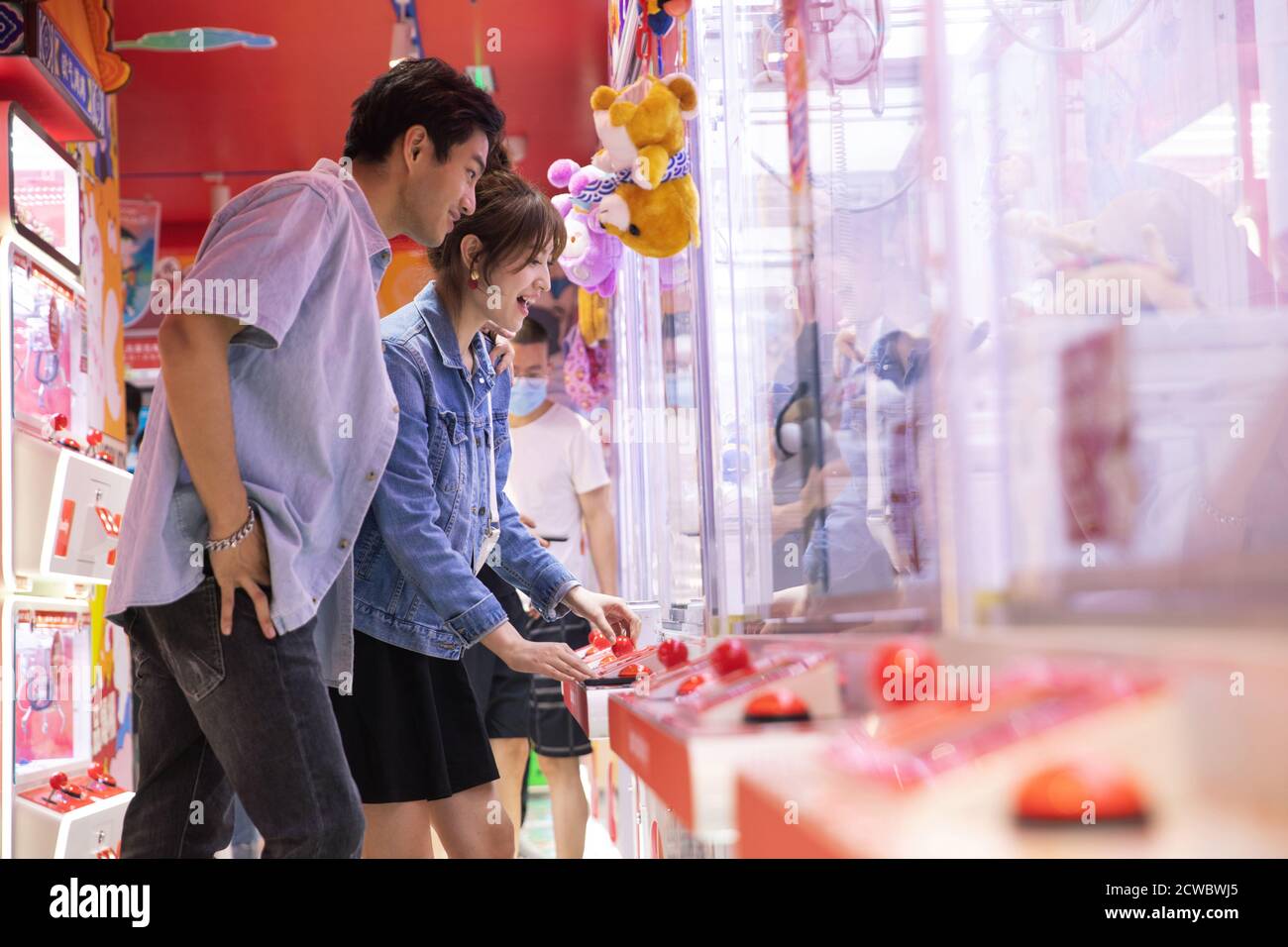 Women store video games hi-res stock photography and images - Alamy