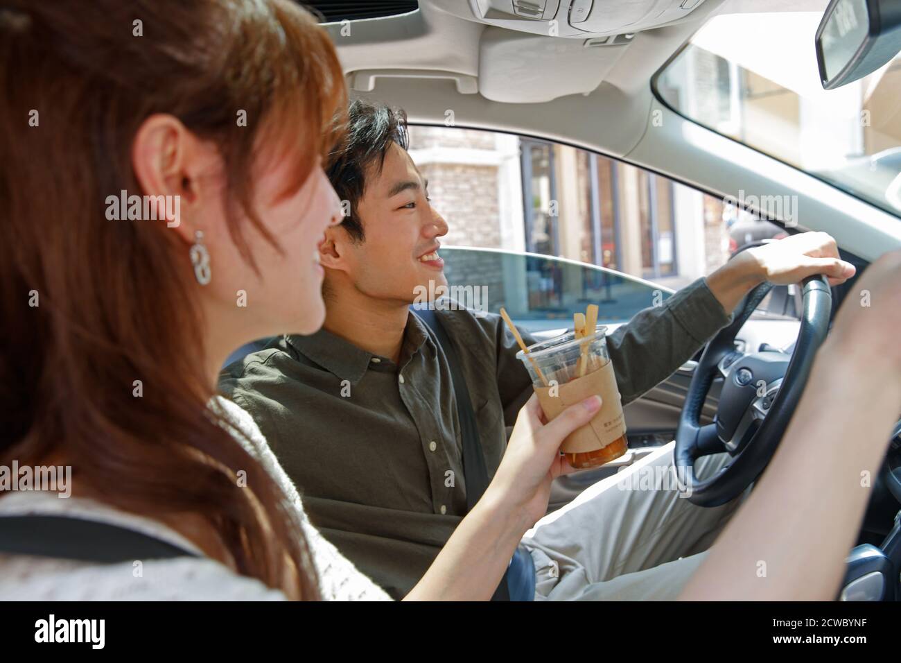 The young couple to eat in the car Stock Photo - Alamy
