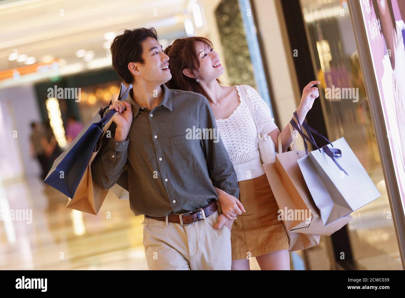 In the shopping mall is the happy couple Stock Photo - Alamy