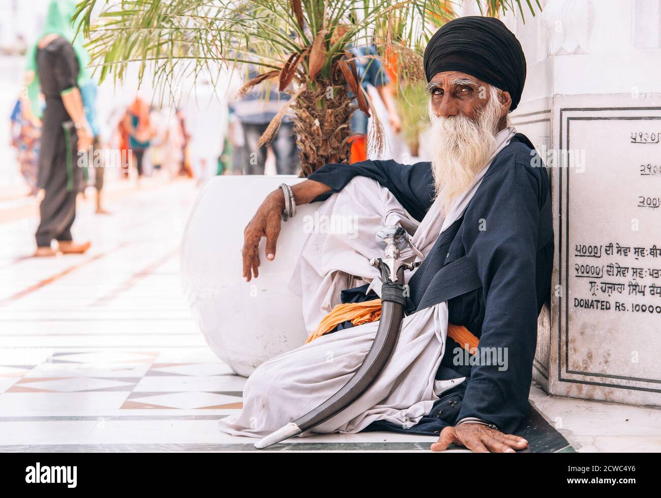 Amritsar, India - AUGUST 15: Portrait of an Old Sikh sitting at Golden ...
