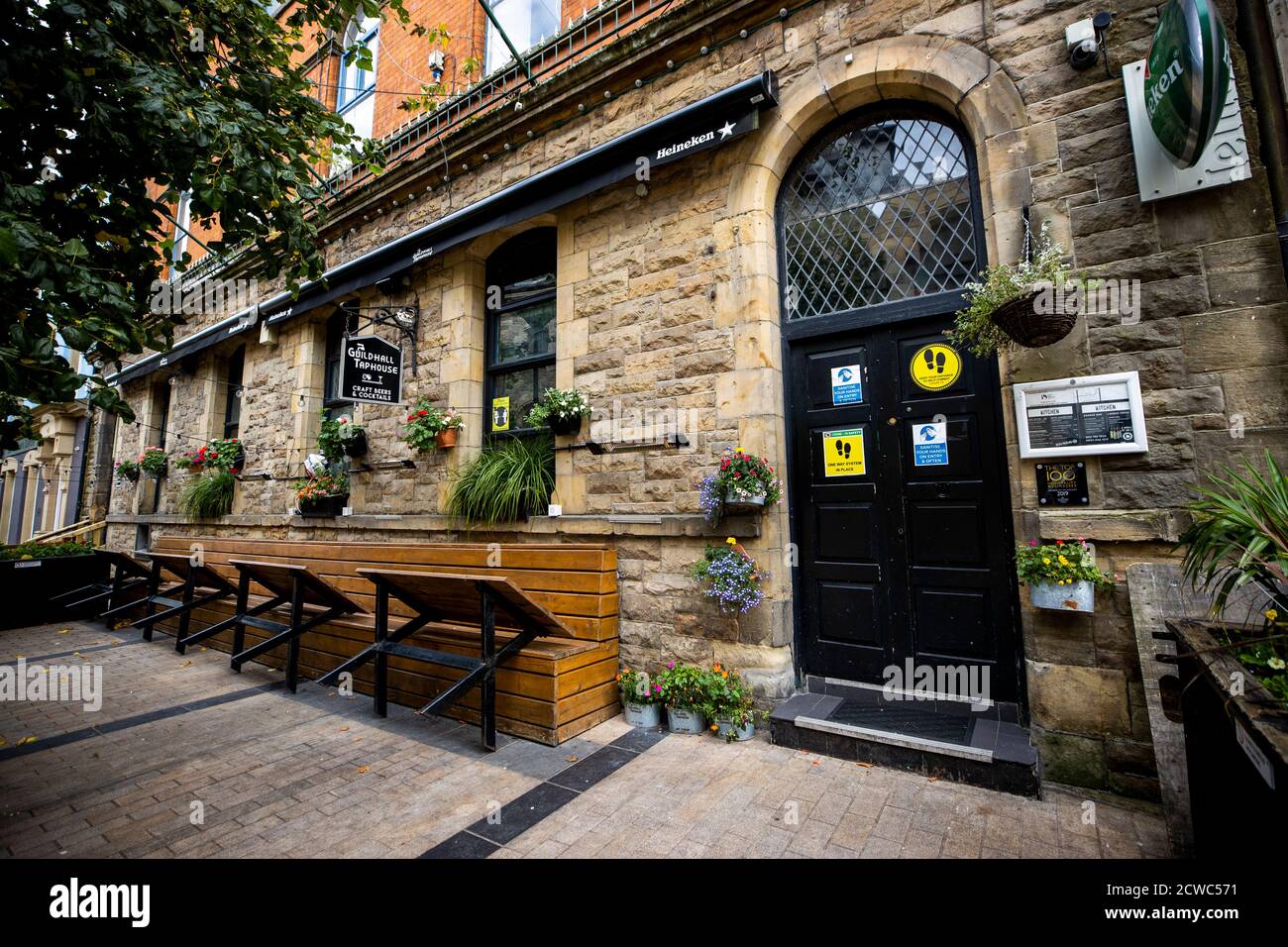 Guildhall taphouse, londonderry hi-res stock photography and images - Alamy