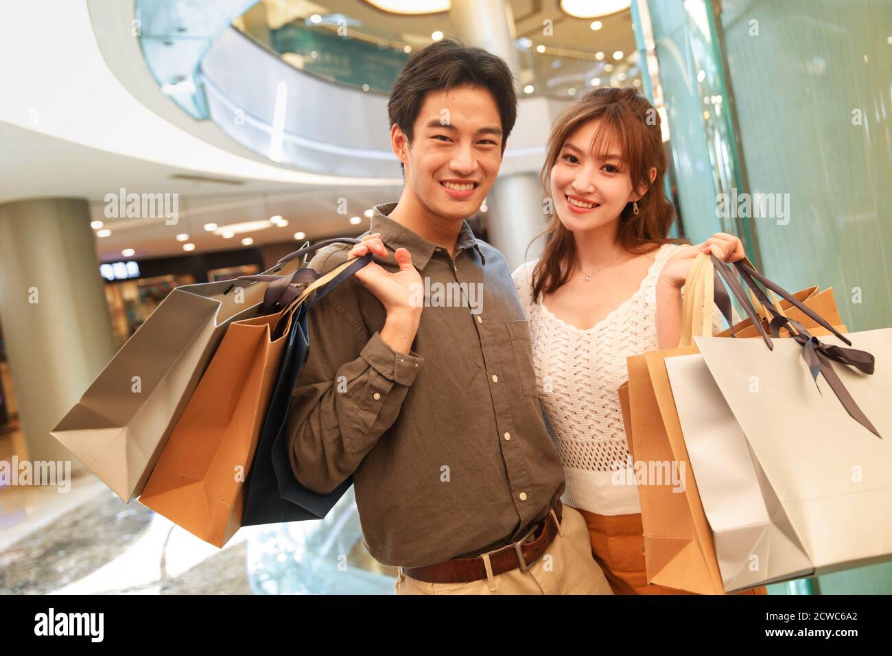 In the shopping mall is the happy couple Stock Photo - Alamy