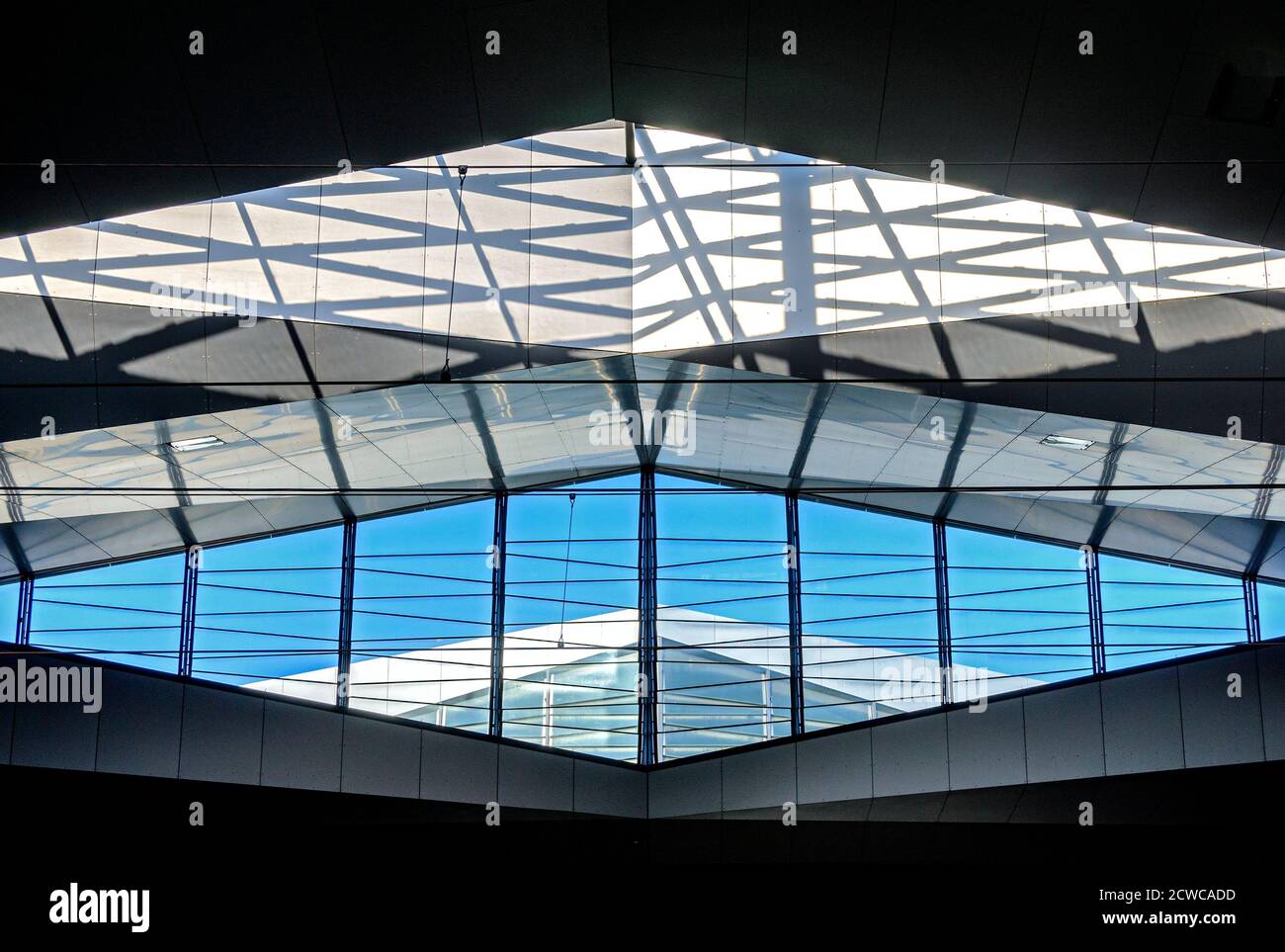 construction of the roof on a platform of the Viennese main train ...