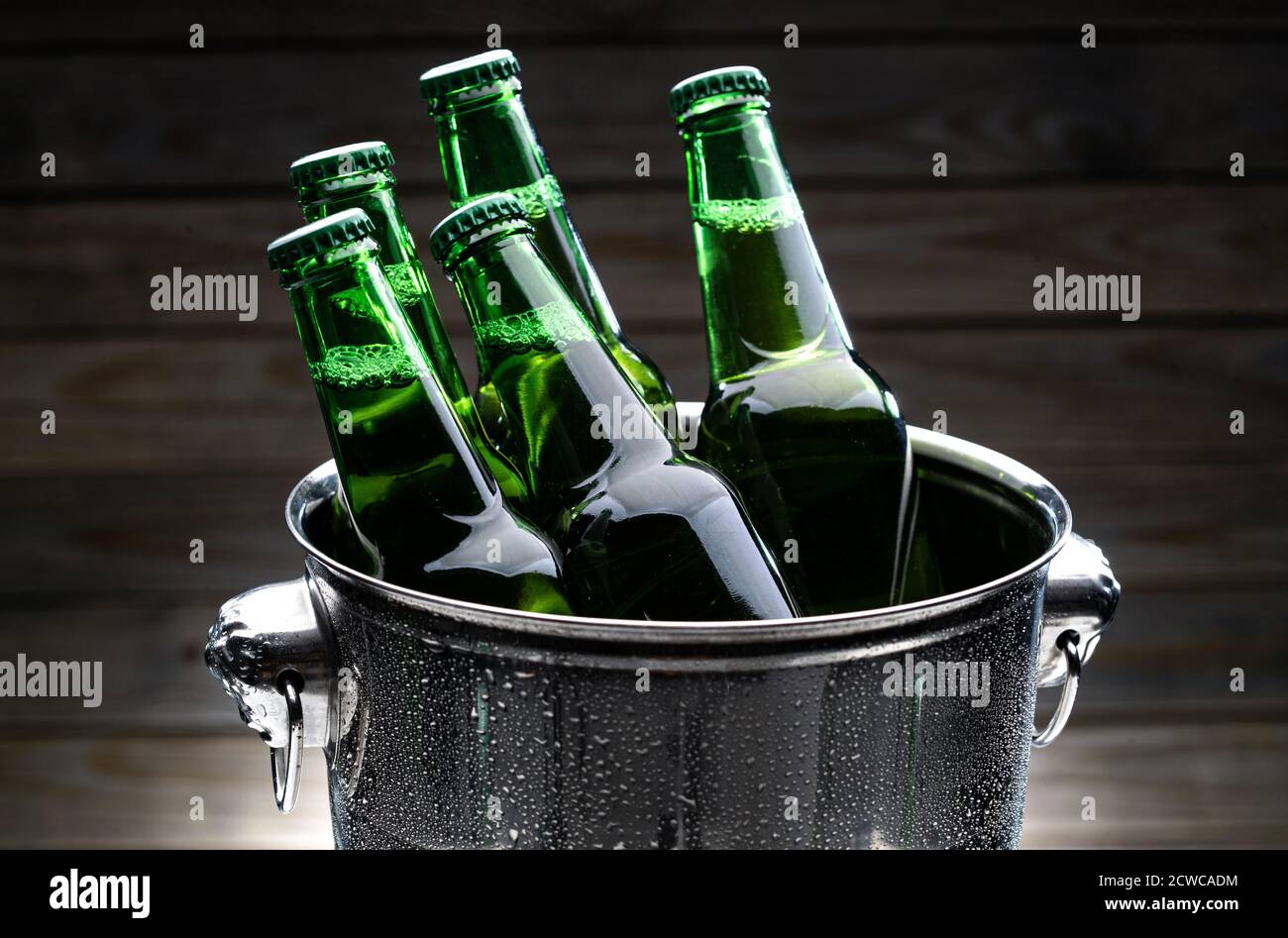 A bucket of bottled beer Stock Photo - Alamy