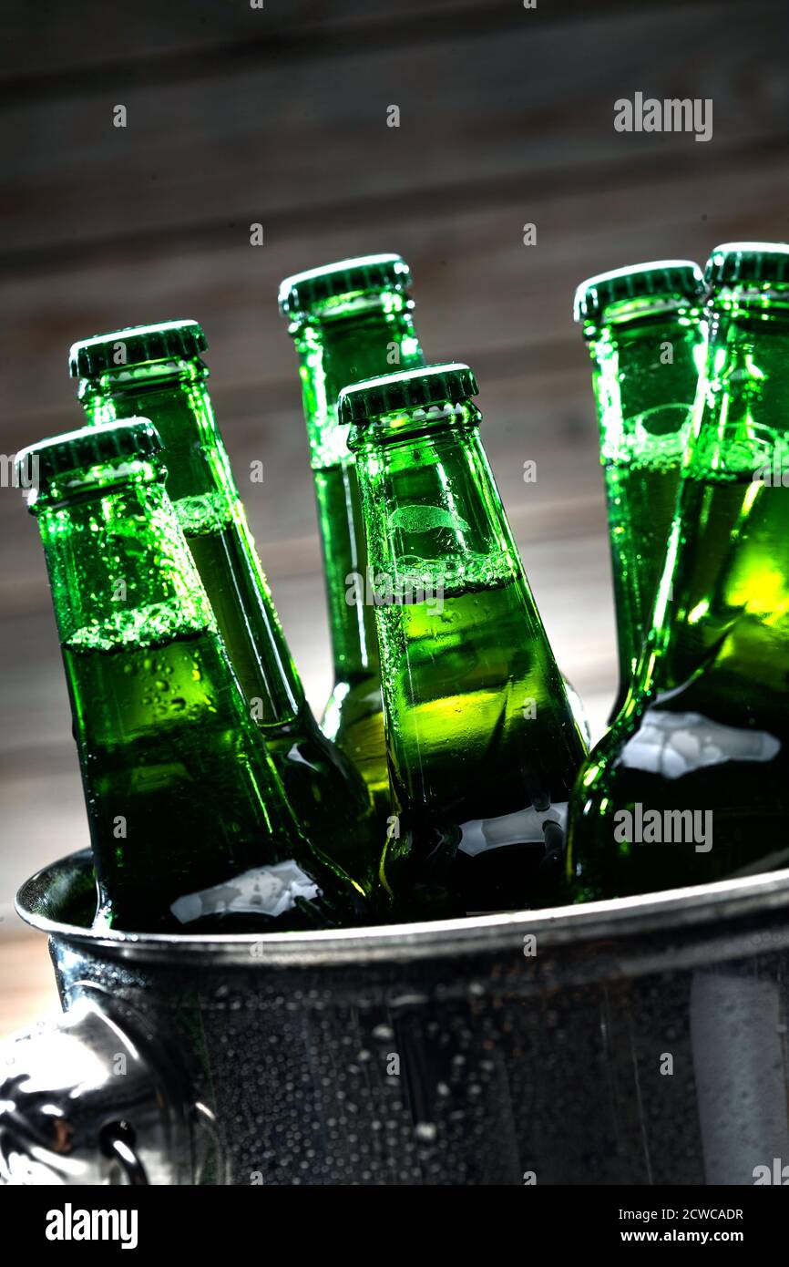 A bucket of bottled beer Stock Photo - Alamy