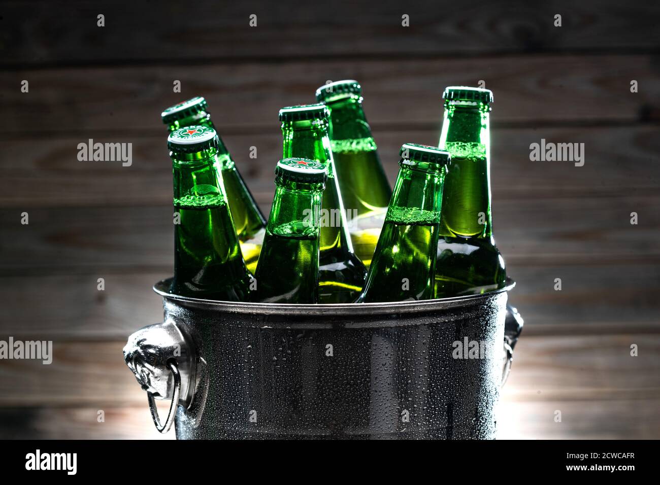 A bucket of bottled beer Stock Photo - Alamy