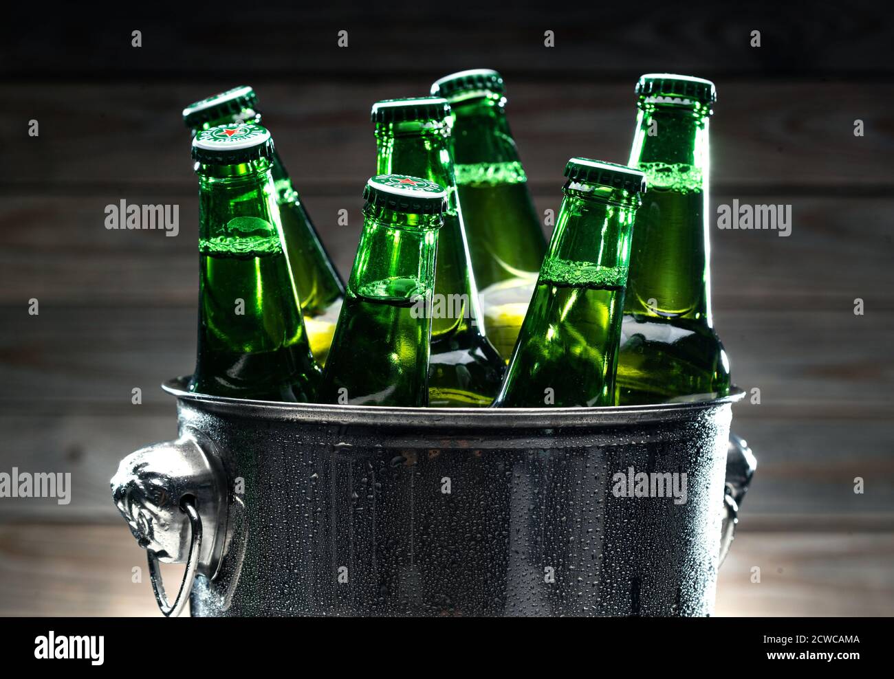 A bucket of bottled beer Stock Photo - Alamy