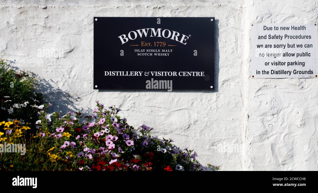 Bowmore whisky distillery hi-res stock photography and images - Alamy
