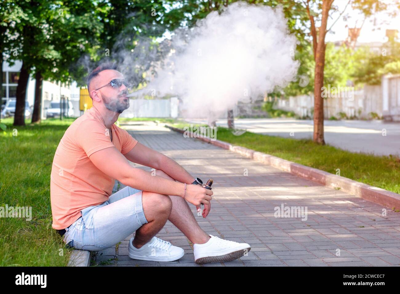 Vaper with beard with electronic cigarette outdoor Stock Photo - Alamy