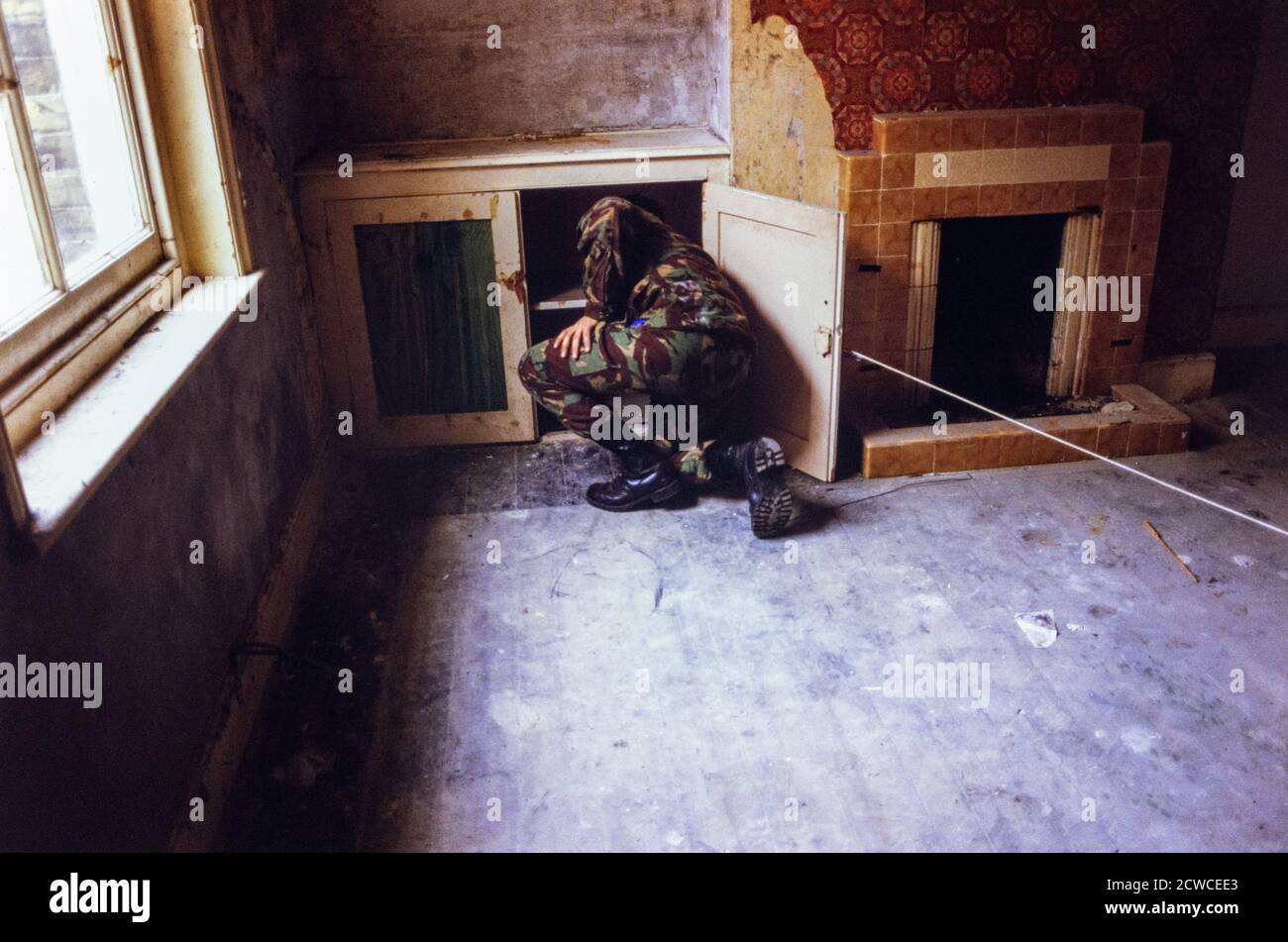 Soldiers from 33 Explosive Ordnance Dispoal Regiment, Royal Corps of ...