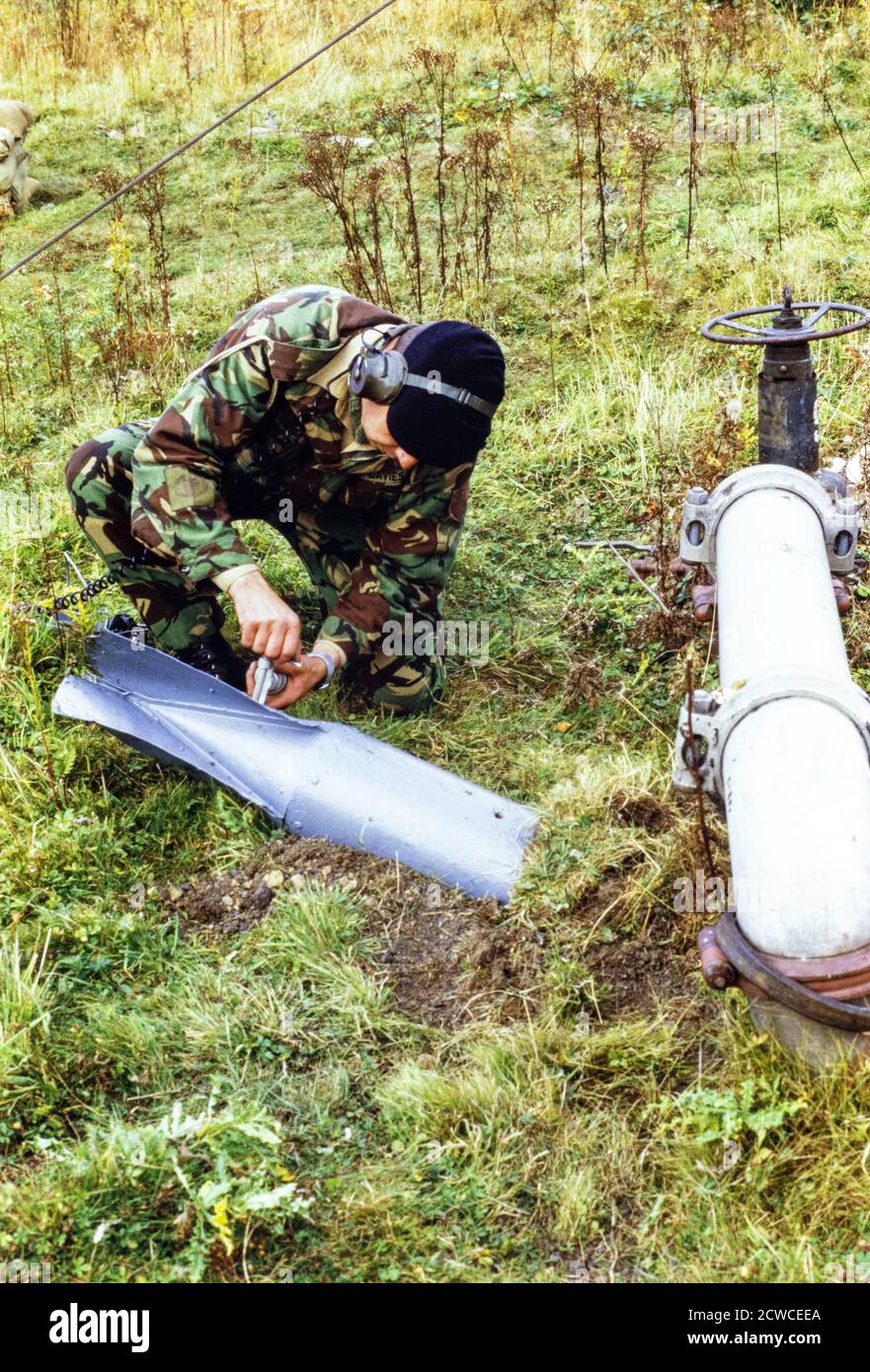 Soldiers from 33 Explosive Ordnance Dispoal Regiment, Royal Corps of ...