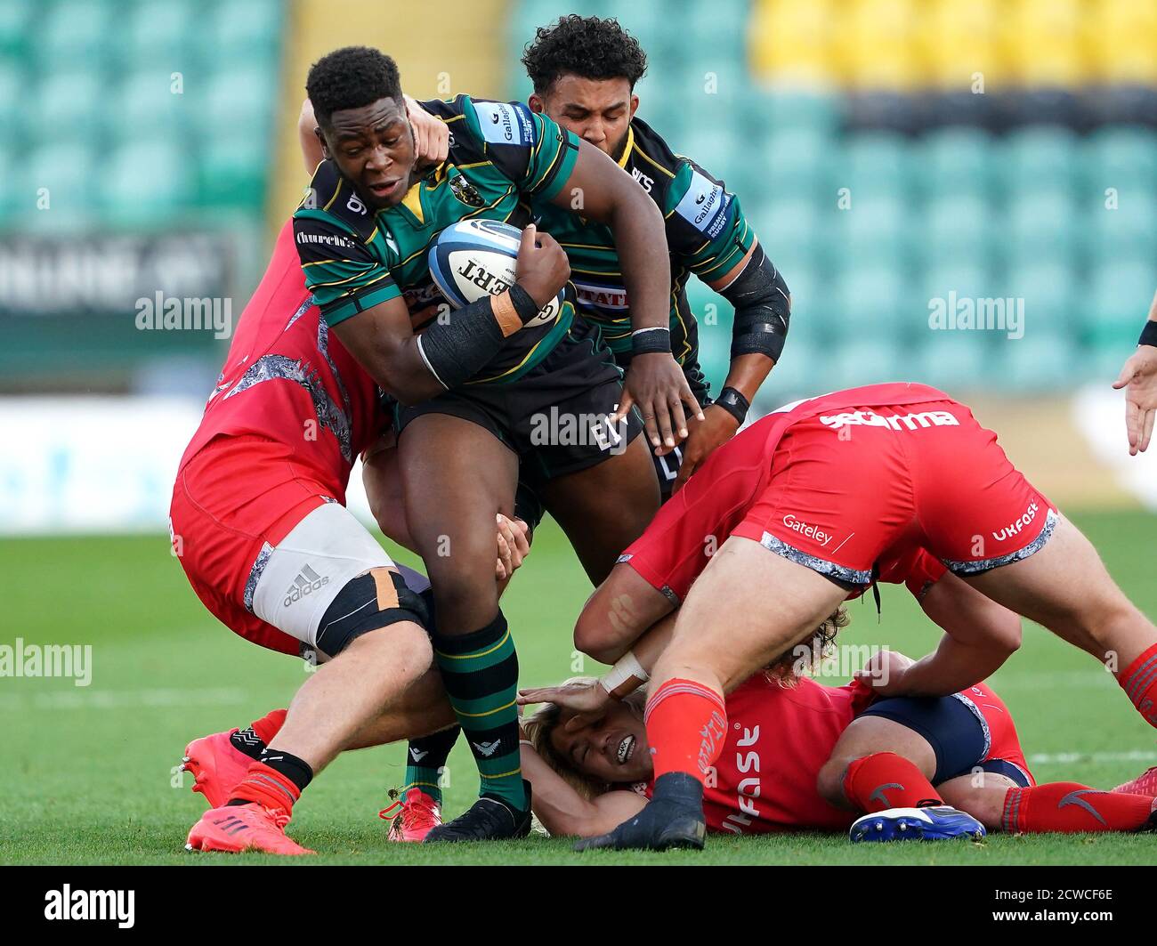 Emmanuel iyogun of northampton saints hi-res stock photography and ...