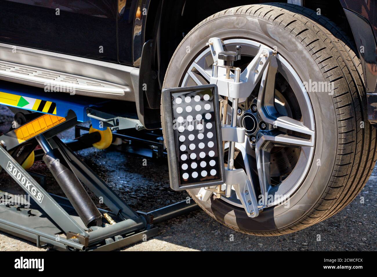 Car alignment platform hi-res stock photography and images - Alamy