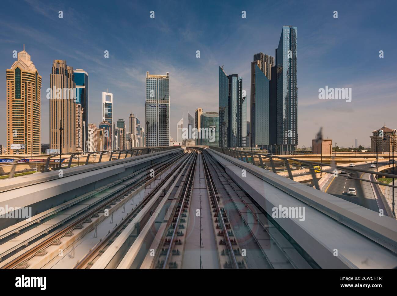 Metro station and highway sheikh zayed road hi-res stock photography ...