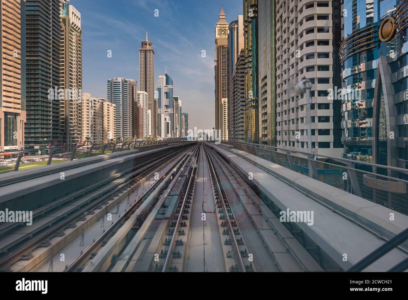 Metro station and highway sheikh zayed road hi-res stock photography ...