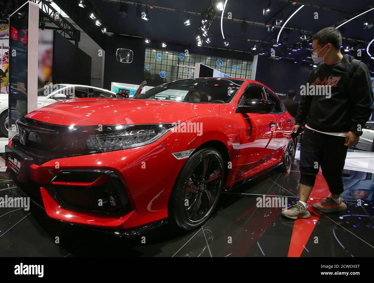 Beijing, China. 29th Sep, 2020. Chinese check out an all new Honda ...