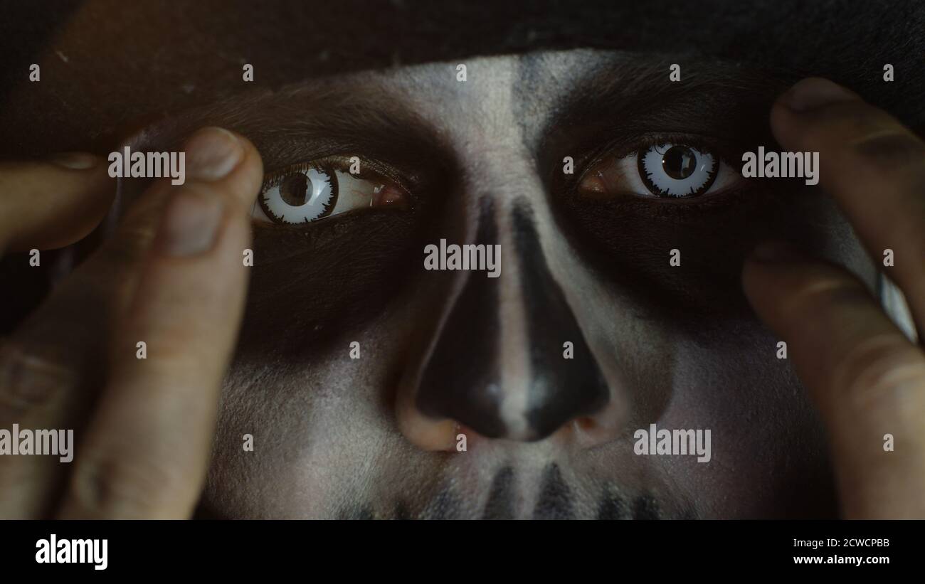 Human skeleton open grave hi-res stock photography and images - Alamy