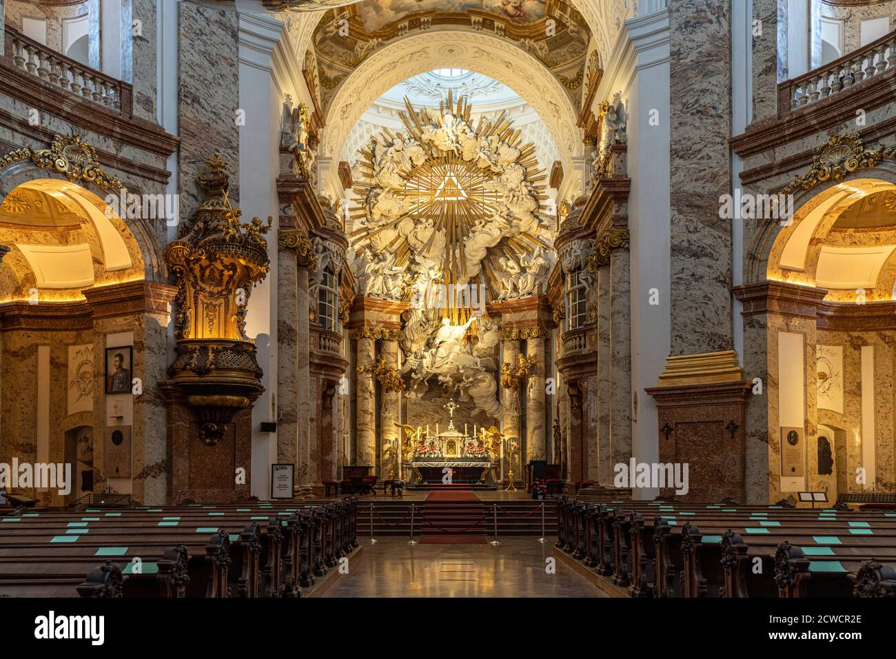 Altar der barocken Karlskirche in Wien, Österreich, Europa | baroque ...