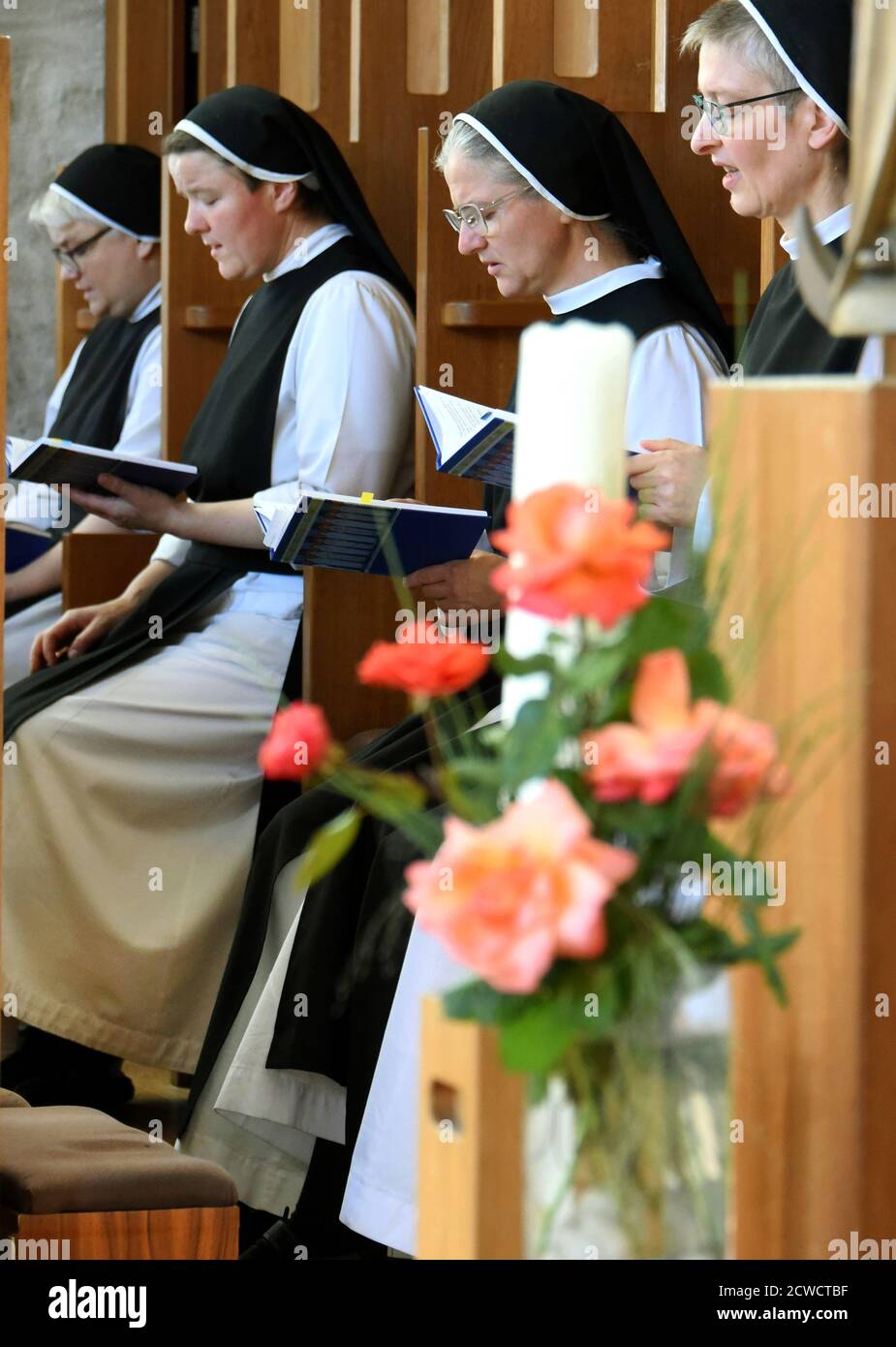 Group of nuns praying hi-res stock photography and images - Alamy