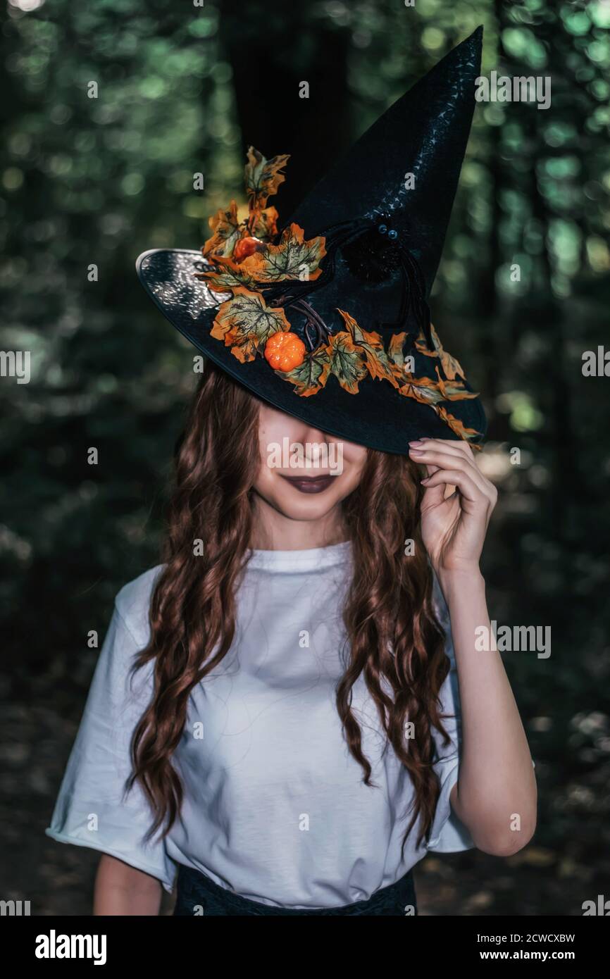 Pretty witch hi-res stock photography and images - Alamy