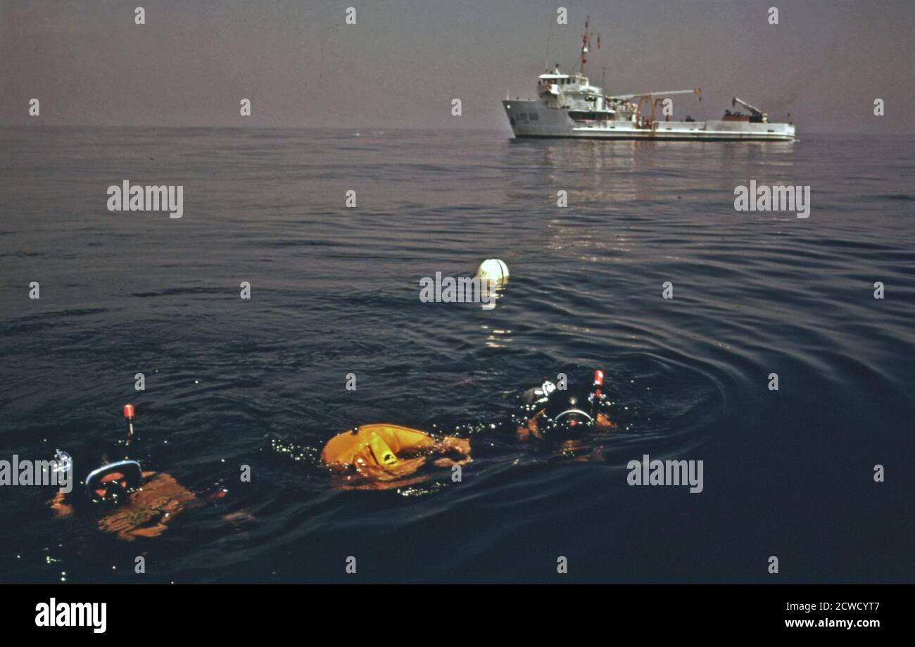 "Divers from the NOAA ship ""Ferrel"" checking current meter stations ...
