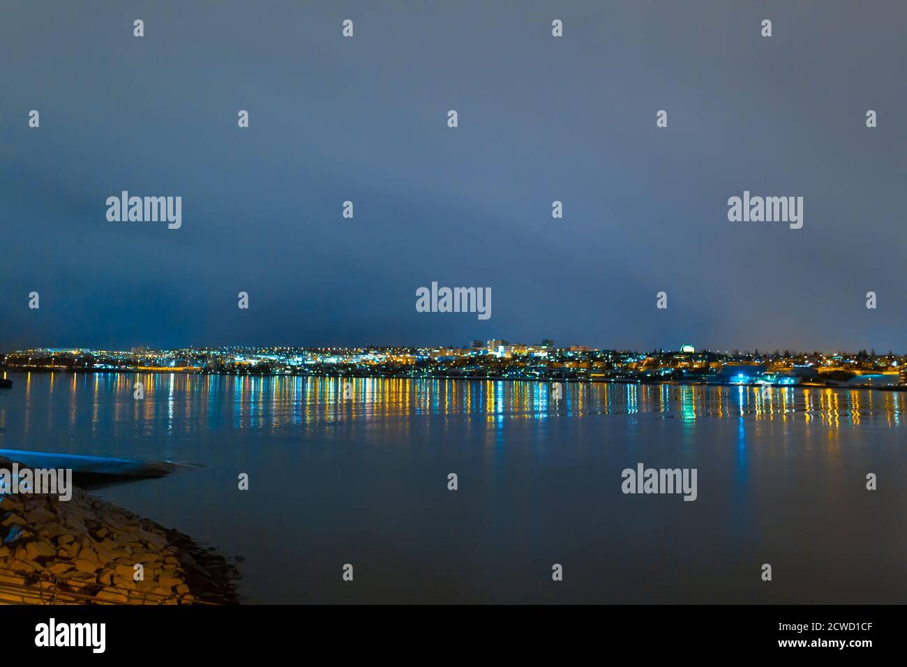 Night photo of Reykjavik city beach. Waterfront lights Stock Photo - Alamy