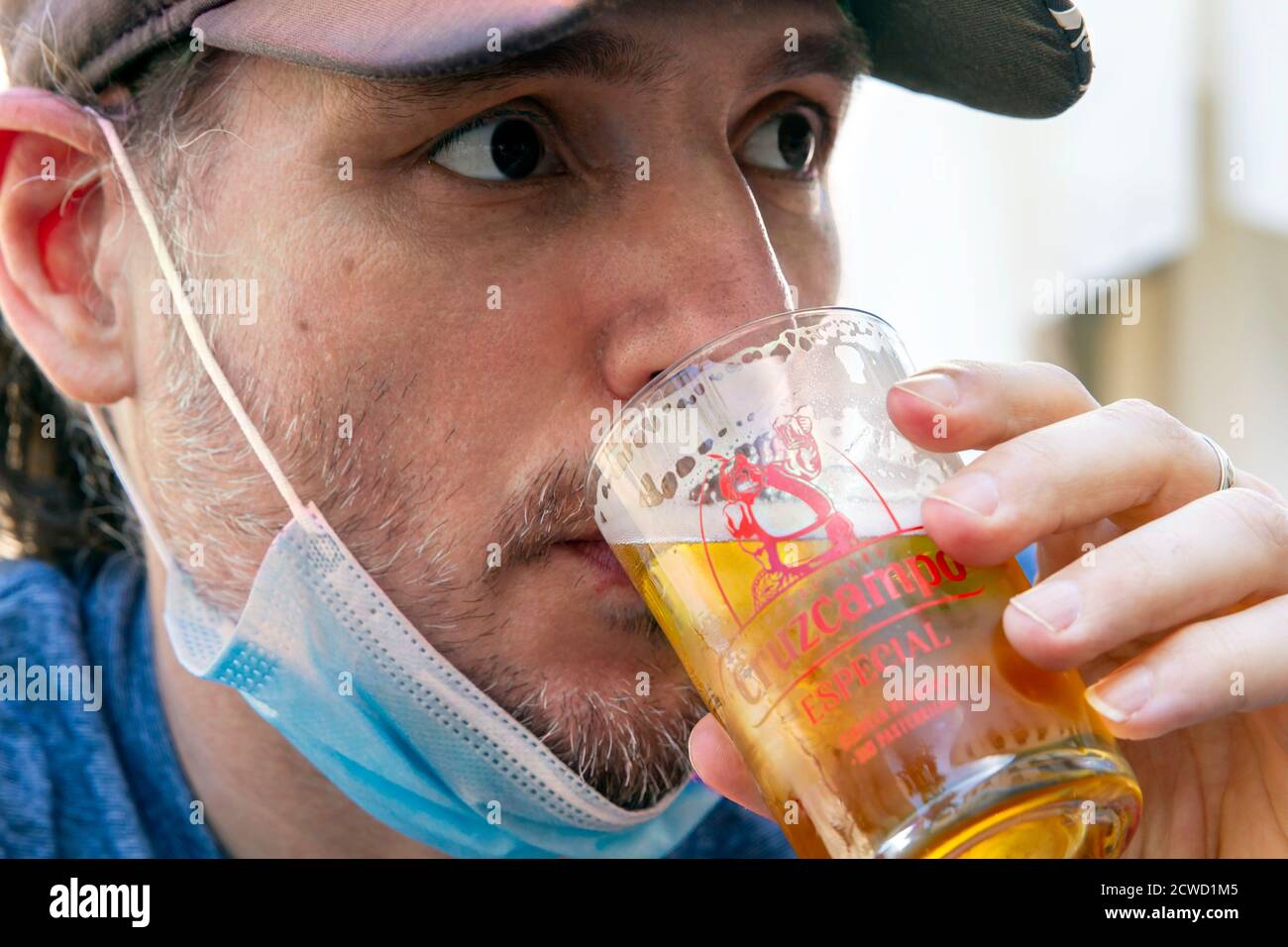 Eating and drinking with face masks hi-res stock photography and images ...