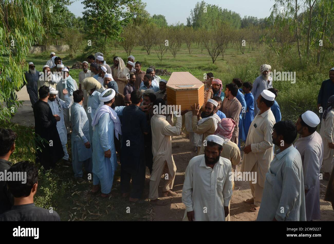 Peshawar, Pakistan. 29th Sep, 2020. Local residents carry coffin of a ...