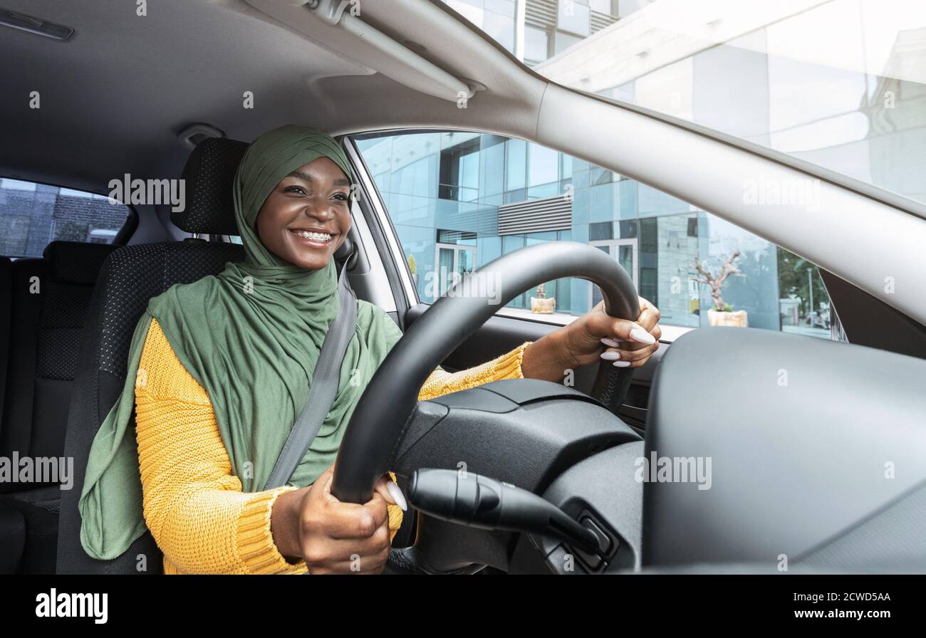 Lady driving the car city hi-res stock photography and images - Alamy