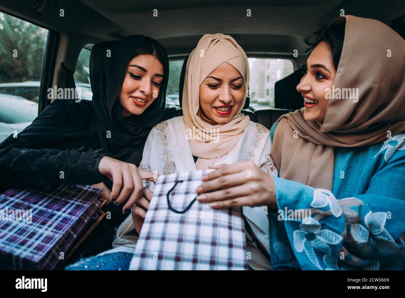 Shopping mall dubai girls hi-res stock photography and images - Alamy