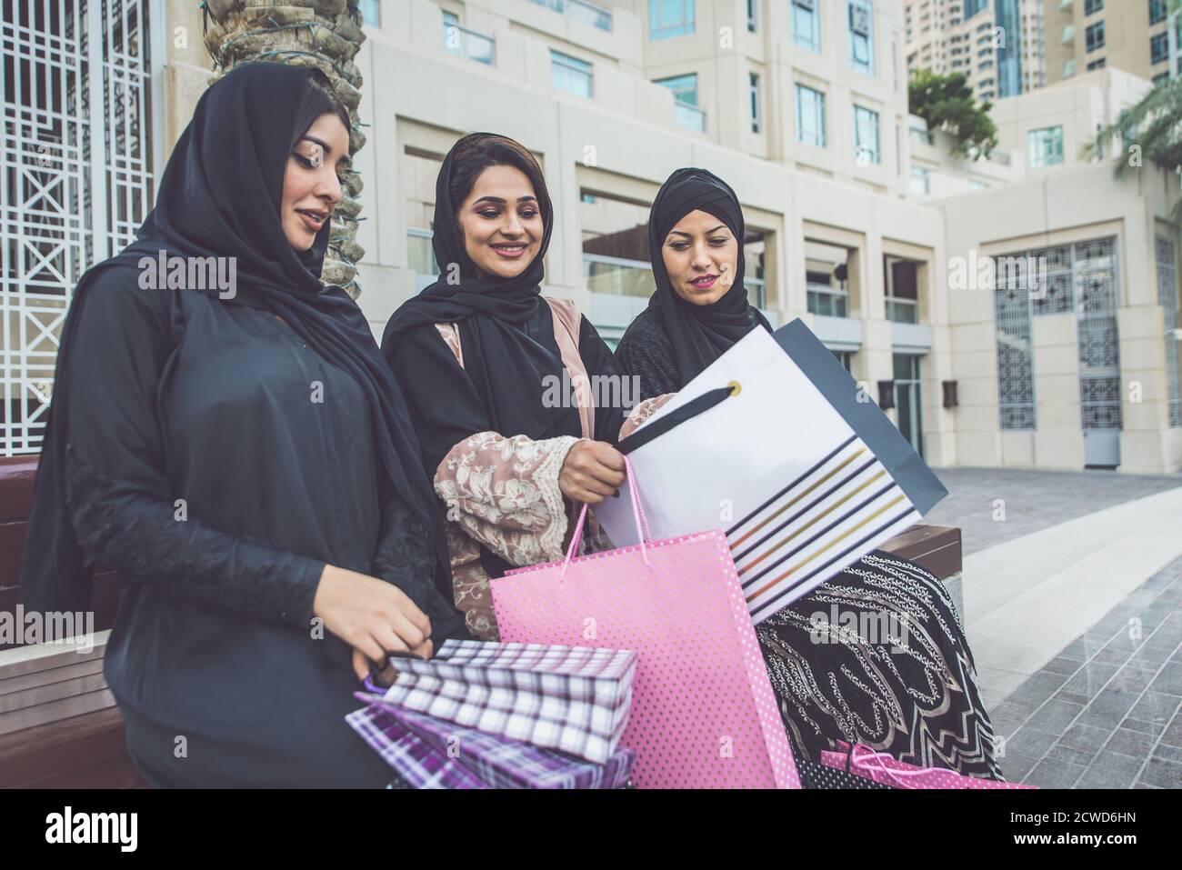Abaya hi-res stock photography and images - Alamy