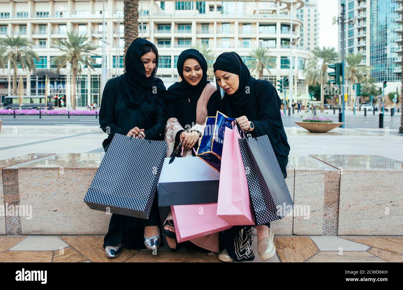 Three arabic girls dubai hi-res stock photography and images - Alamy