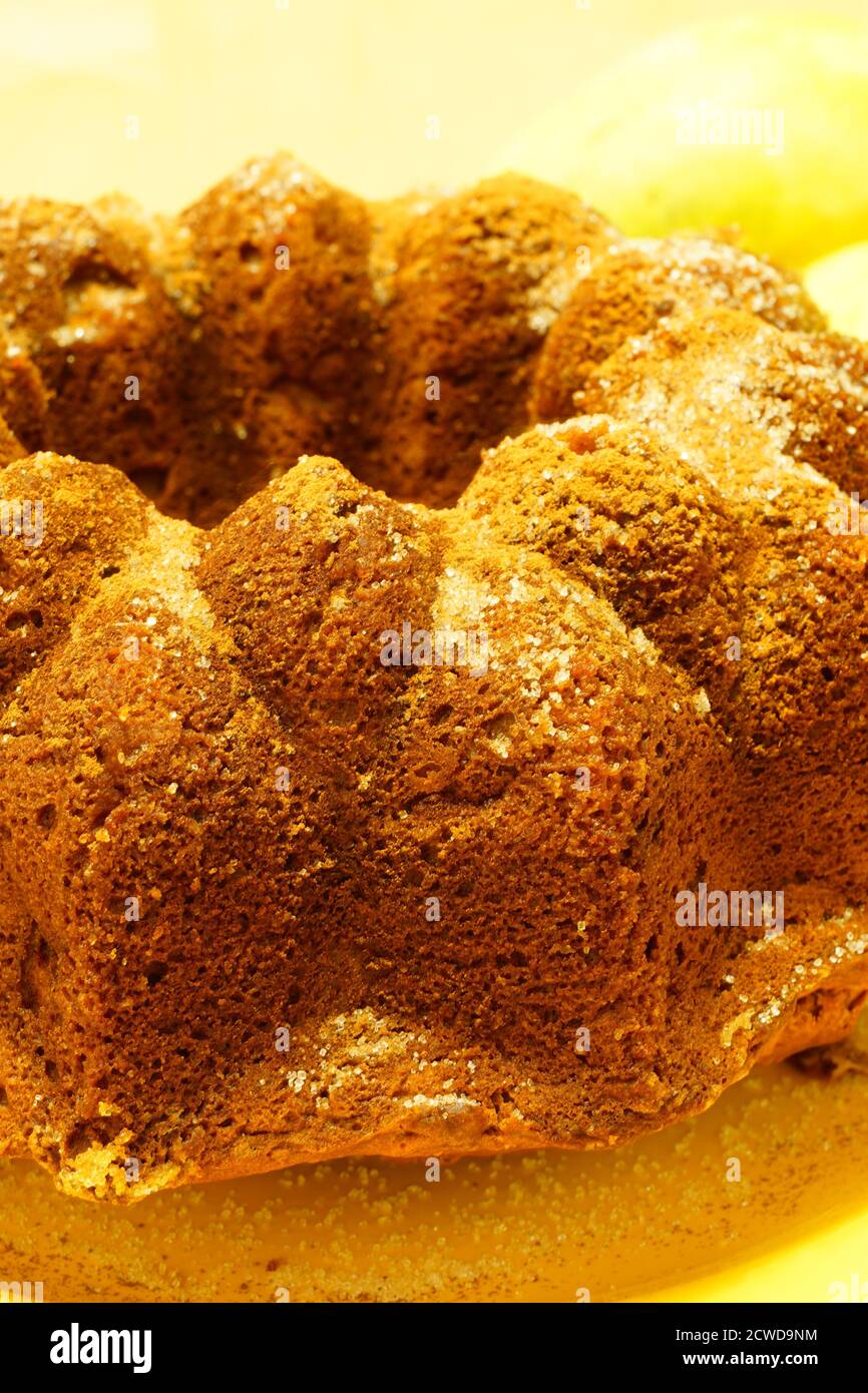 View of a spiced pawpaw cake made in a Bundt pan Stock Photo - Alamy
