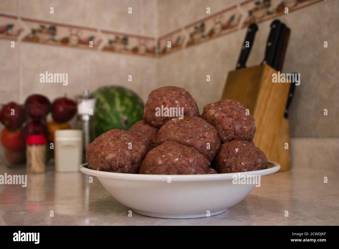Raw meatballs inside the plate in the kitchen Stock Photo - Alamy