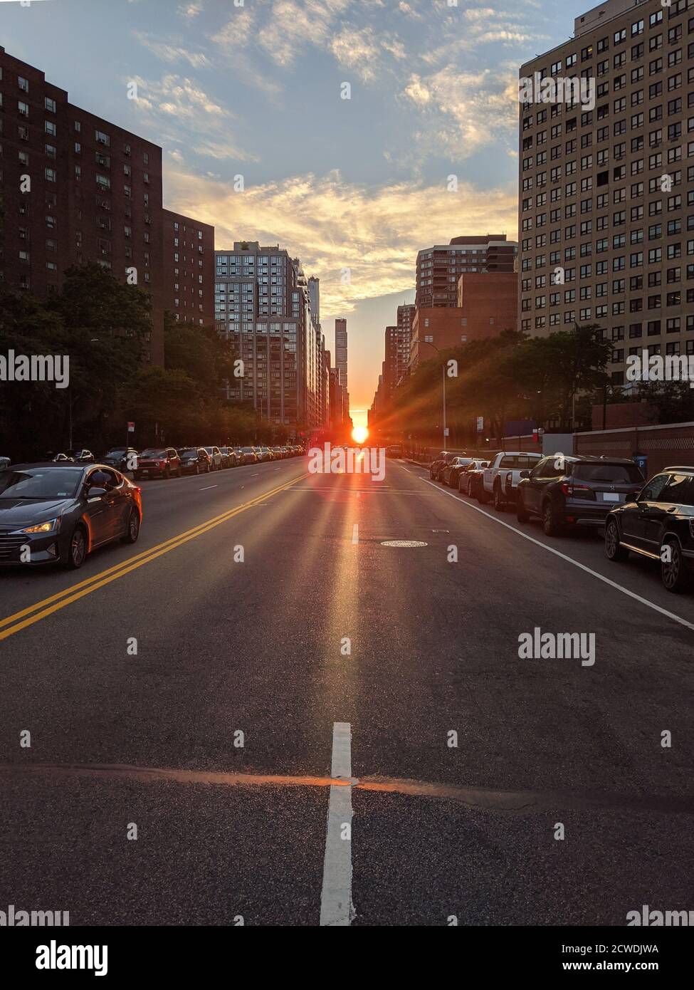 Modern architecture reflecting sun rays hi-res stock photography and ...