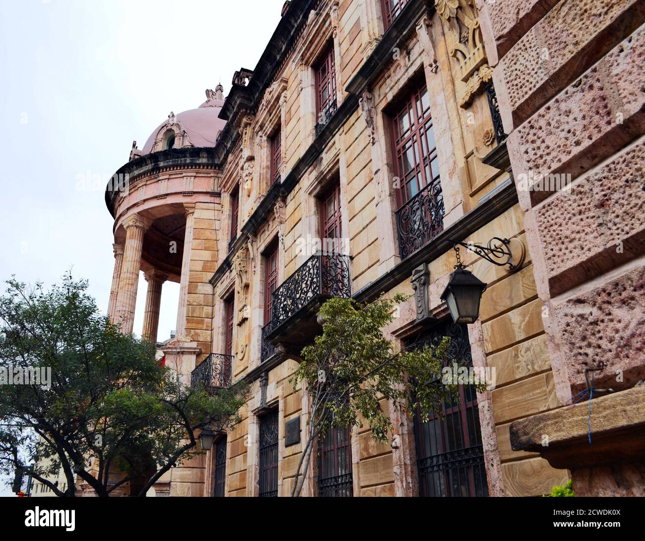 Cuenca, Ecuador - Parque Calderón Building Stock Photo - Alamy