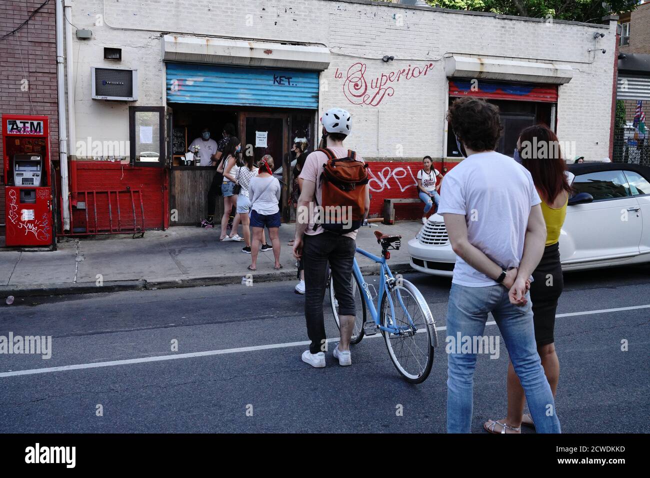 Waiting bar queue hi-res stock photography and images - Alamy