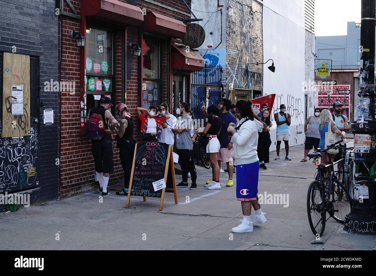 People flocking at a NYC bar Stock Photo - Alamy