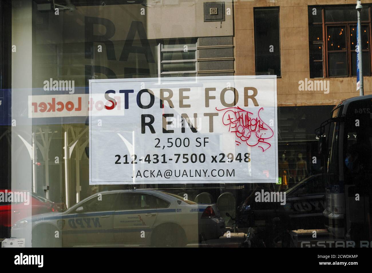 Store for rent sign hi-res stock photography and images - Alamy