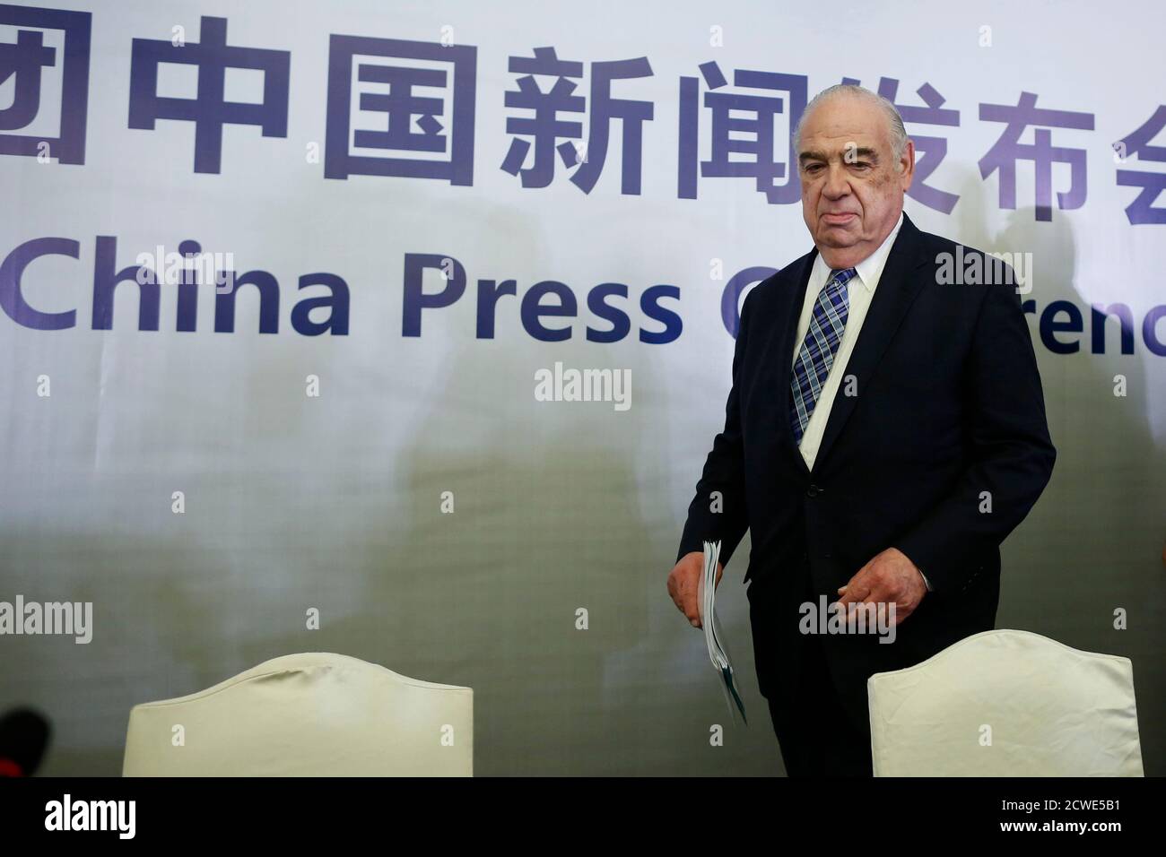 Below safety standards hi-res stock photography and images - Alamy