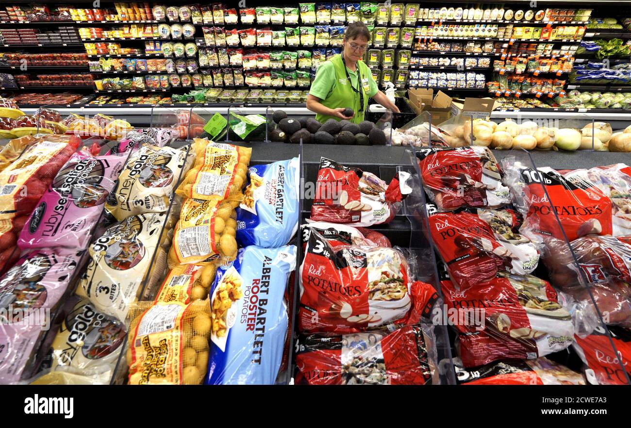 Wal mart produce department hi-res stock photography and images - Alamy