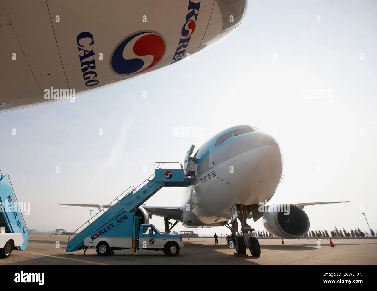 Cargo koreanair hi-res stock photography and images - Alamy
