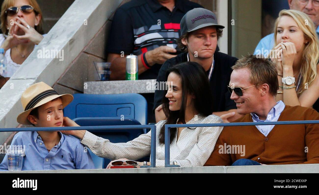 Jennifer connelly and stellan bettany hi-res stock photography and ...