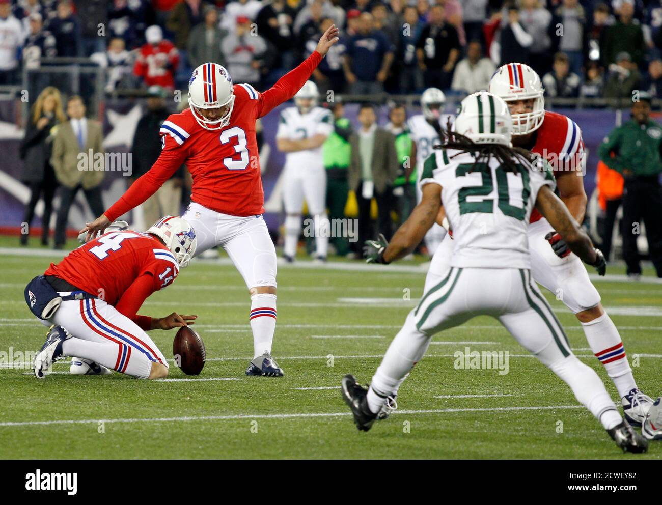 Nfl kick goal ball hi-res stock photography and images - Alamy
